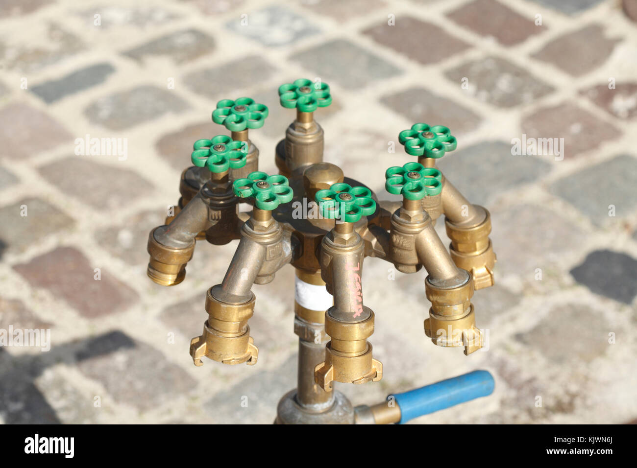 Fire hydrant lid hi-res stock photography and images - Alamy