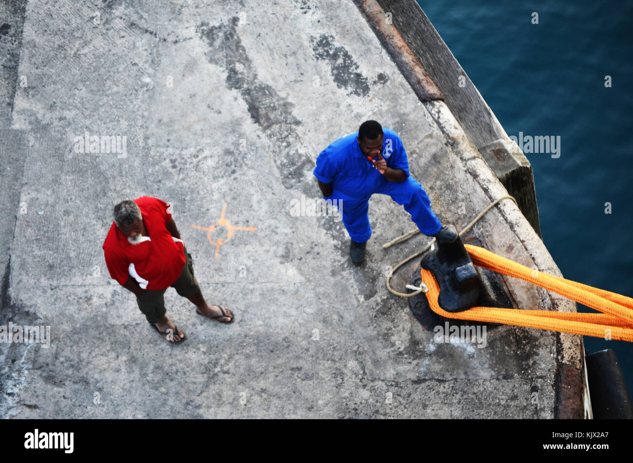 Dock workers hi-res stock photography and images - Alamy