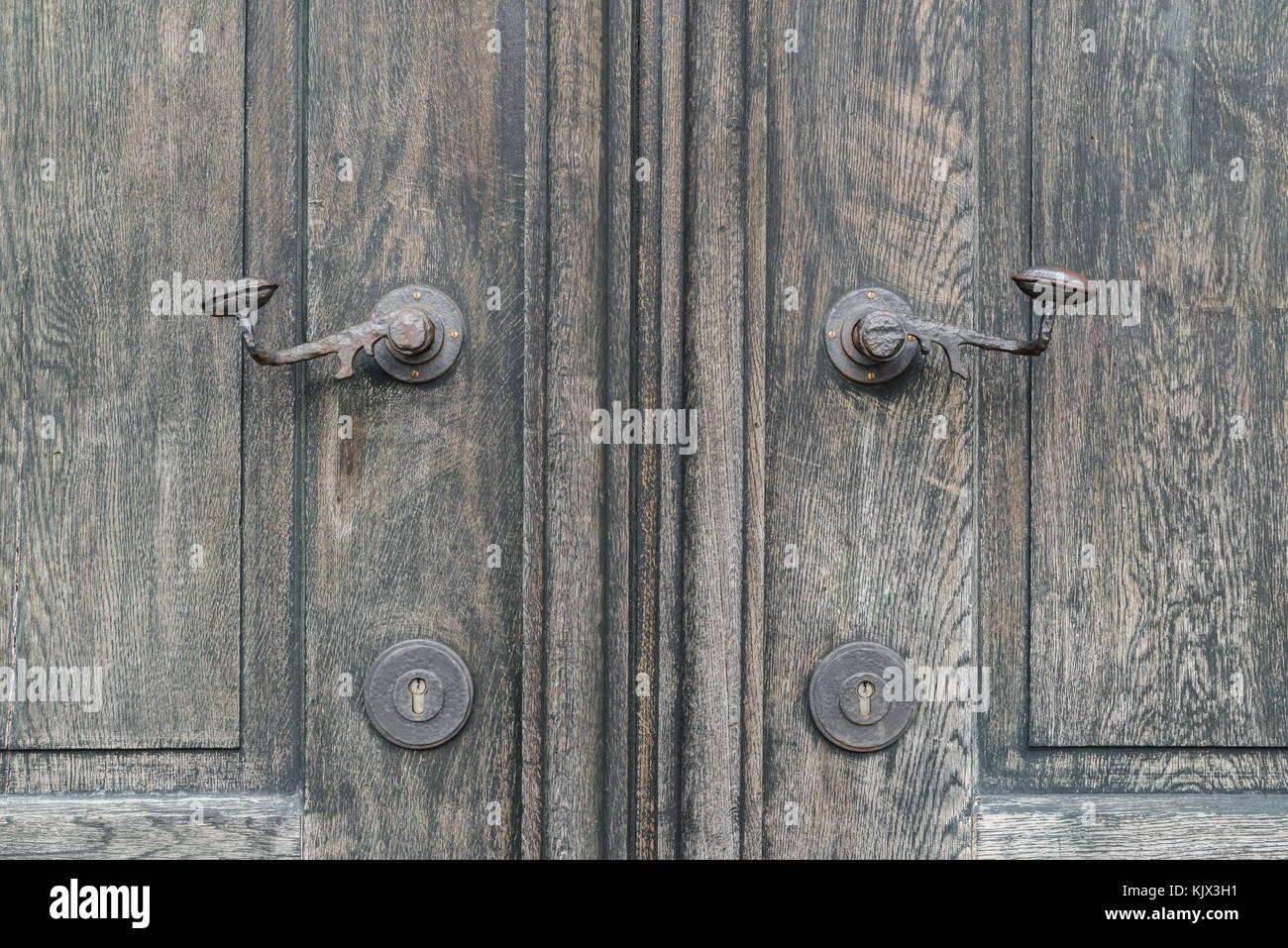 Vintage door handle on a wooden front door Stock Photo - Alamy