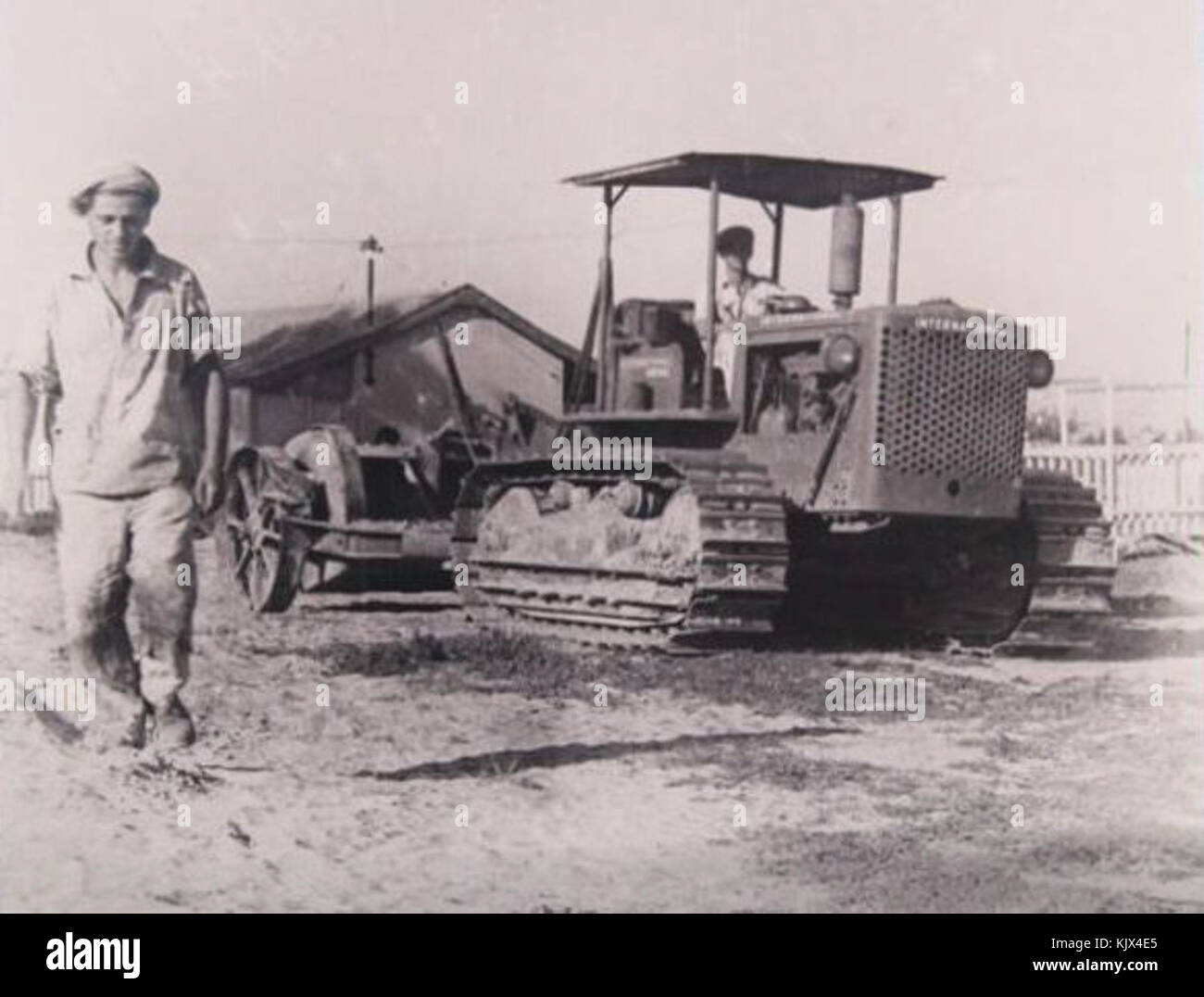 Israel 13943 Tractor in a field Stock Photo - Alamy