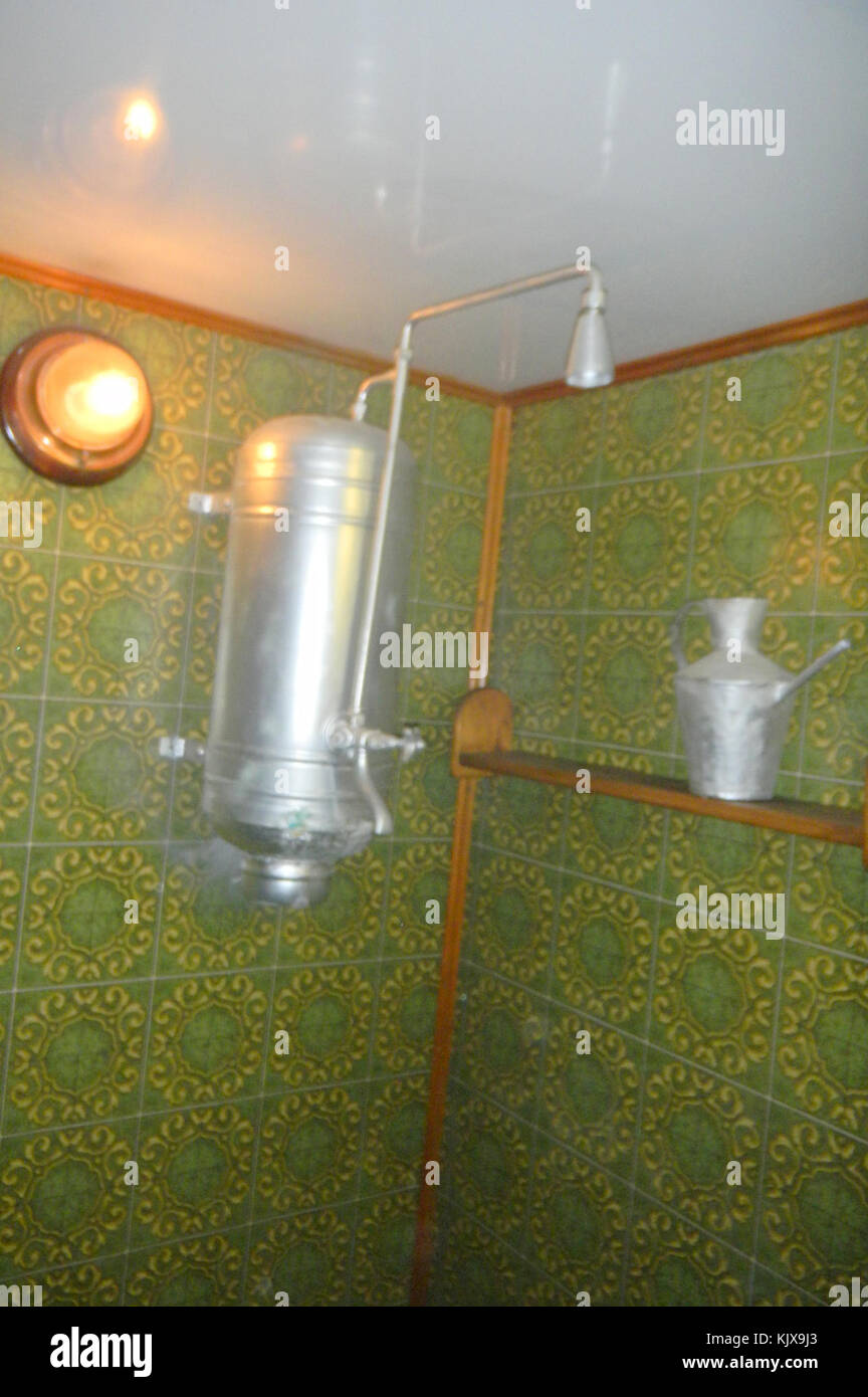 Israel 32343 Shower in a railway carriage Stock Photo - Alamy