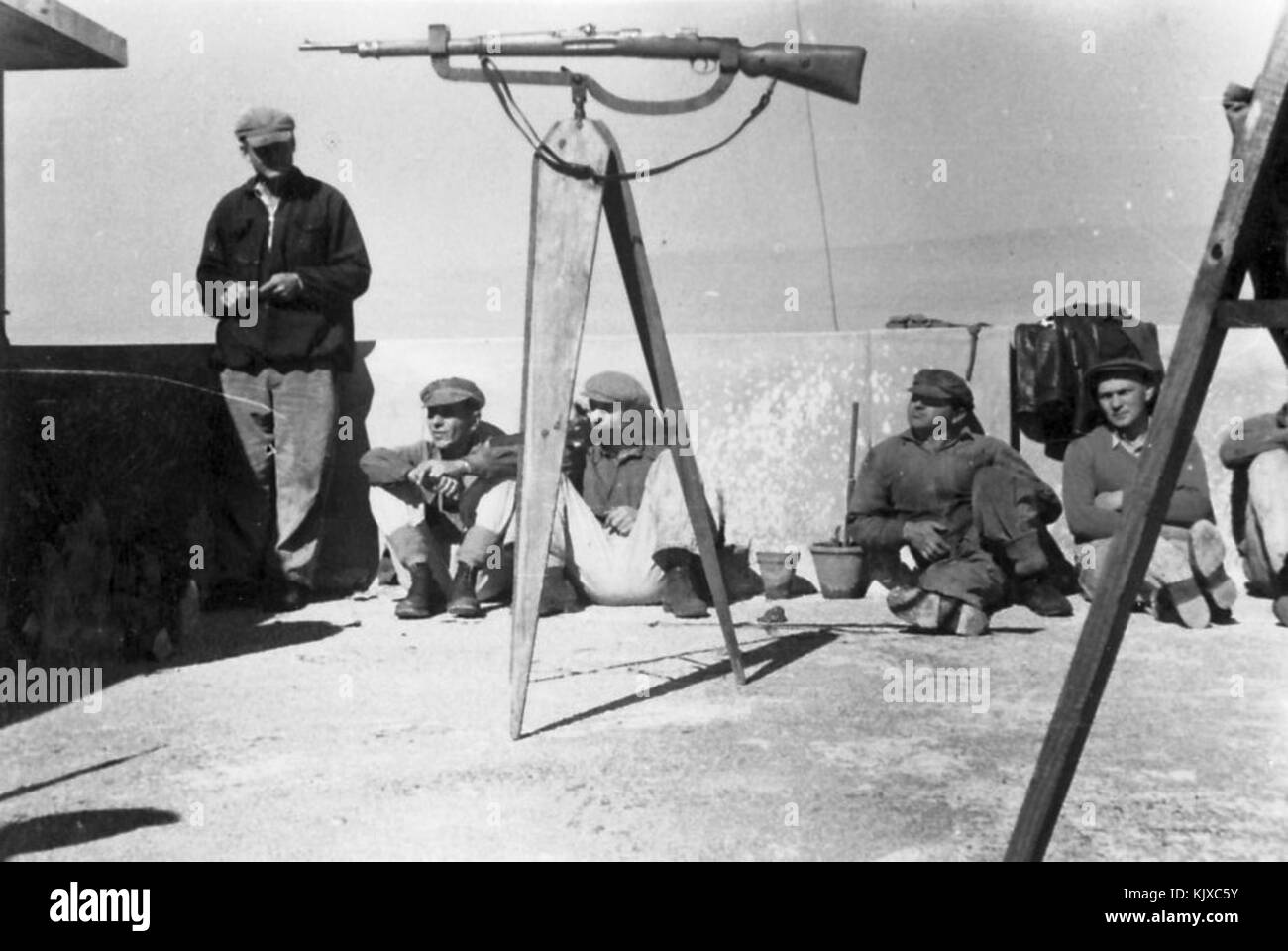 Israel 7837 Gan Samuel weapon training 1945 Stock Photo - Alamy