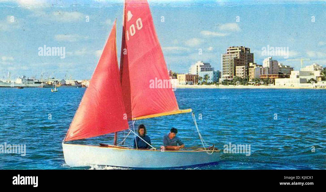 Serene lakeside picnic spot hi-res stock photography and images - Alamy