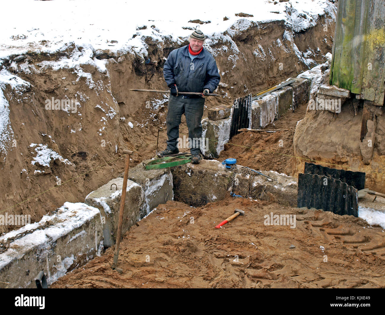 Construction worker snow winter hi-res stock photography and images - Alamy