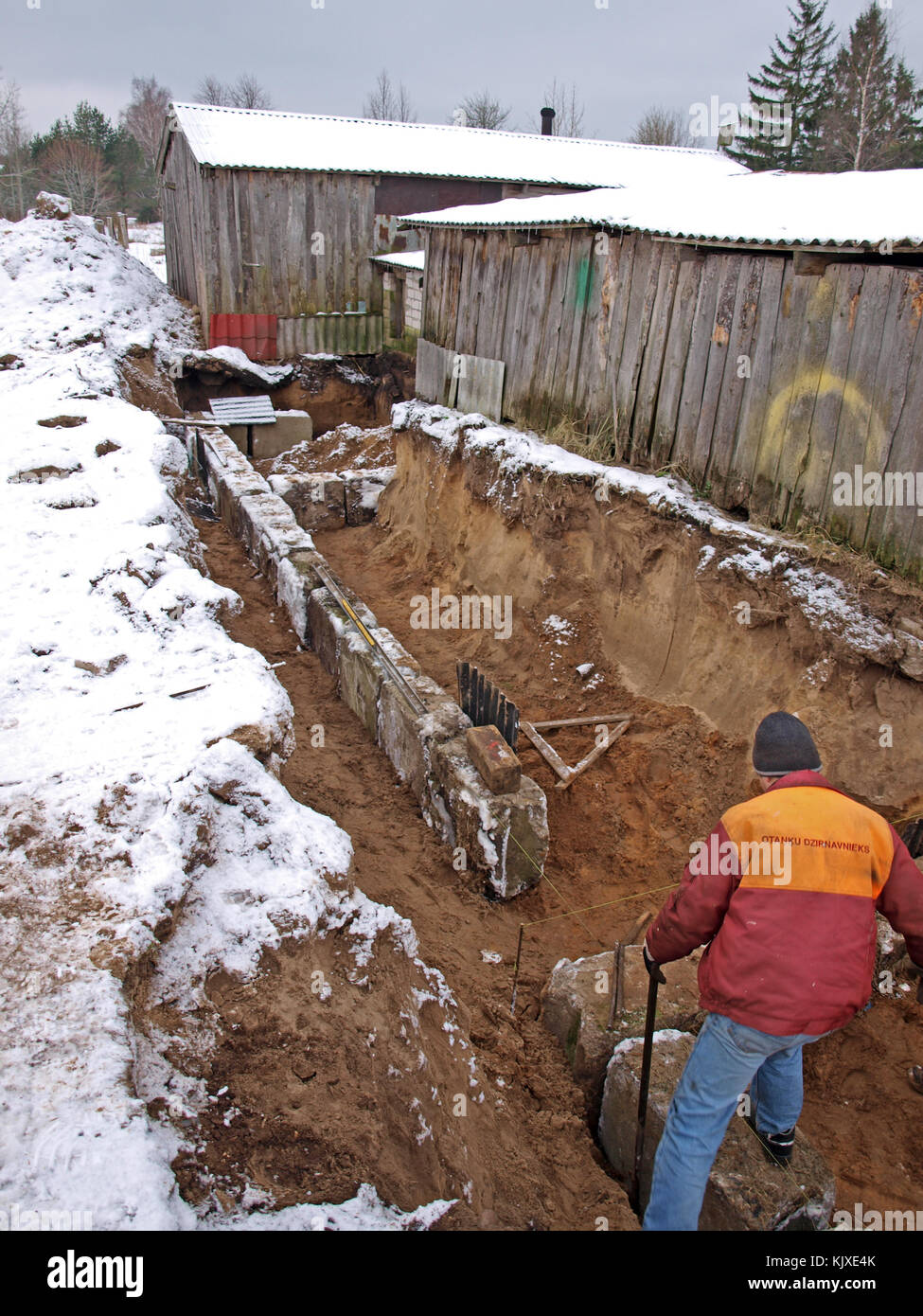 Construction worker snow winter hi-res stock photography and images - Alamy