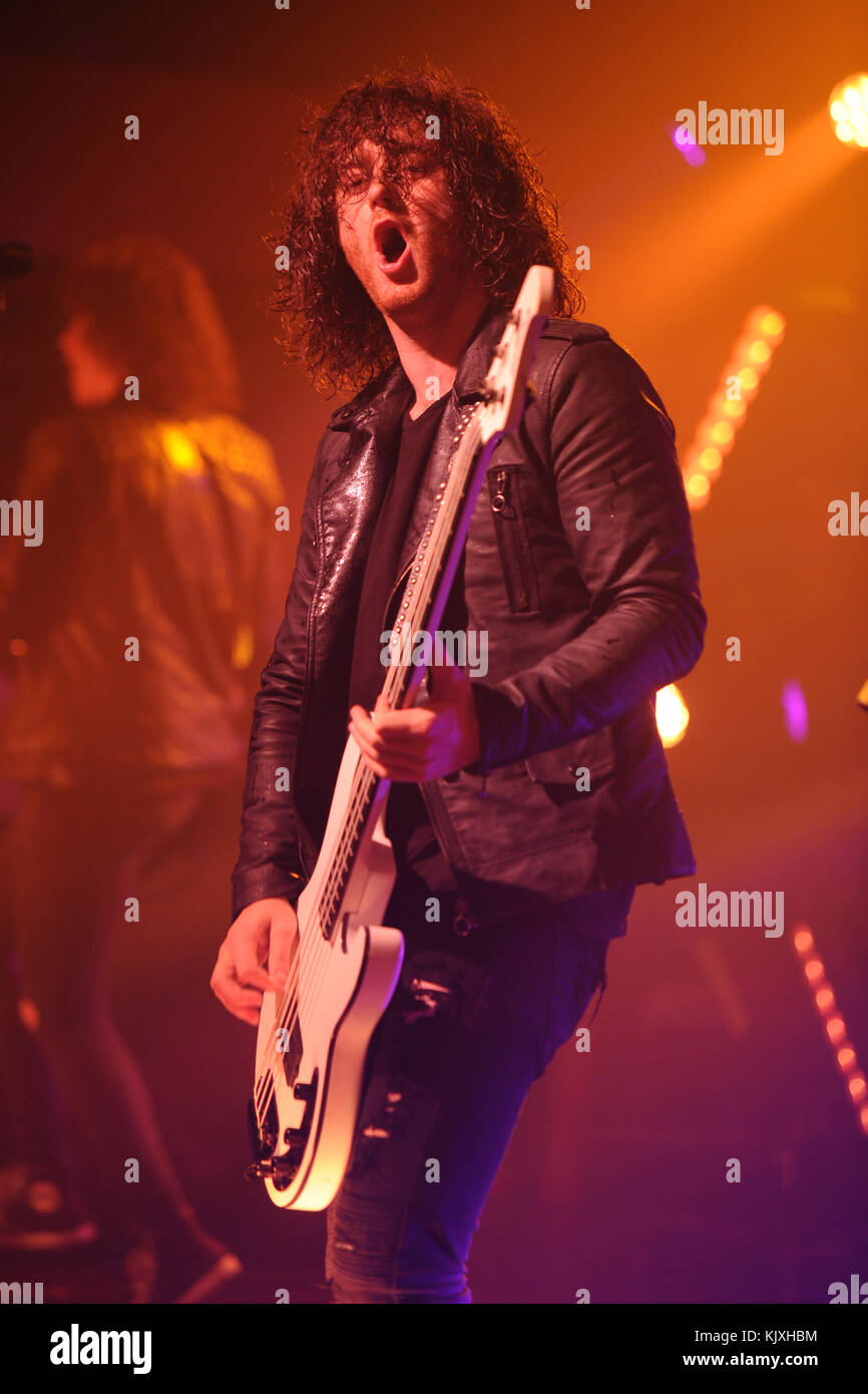 FORT LAUDERDALE, FL - NOVEMBER 21: Sam Bettley of Asking Alexandria ...