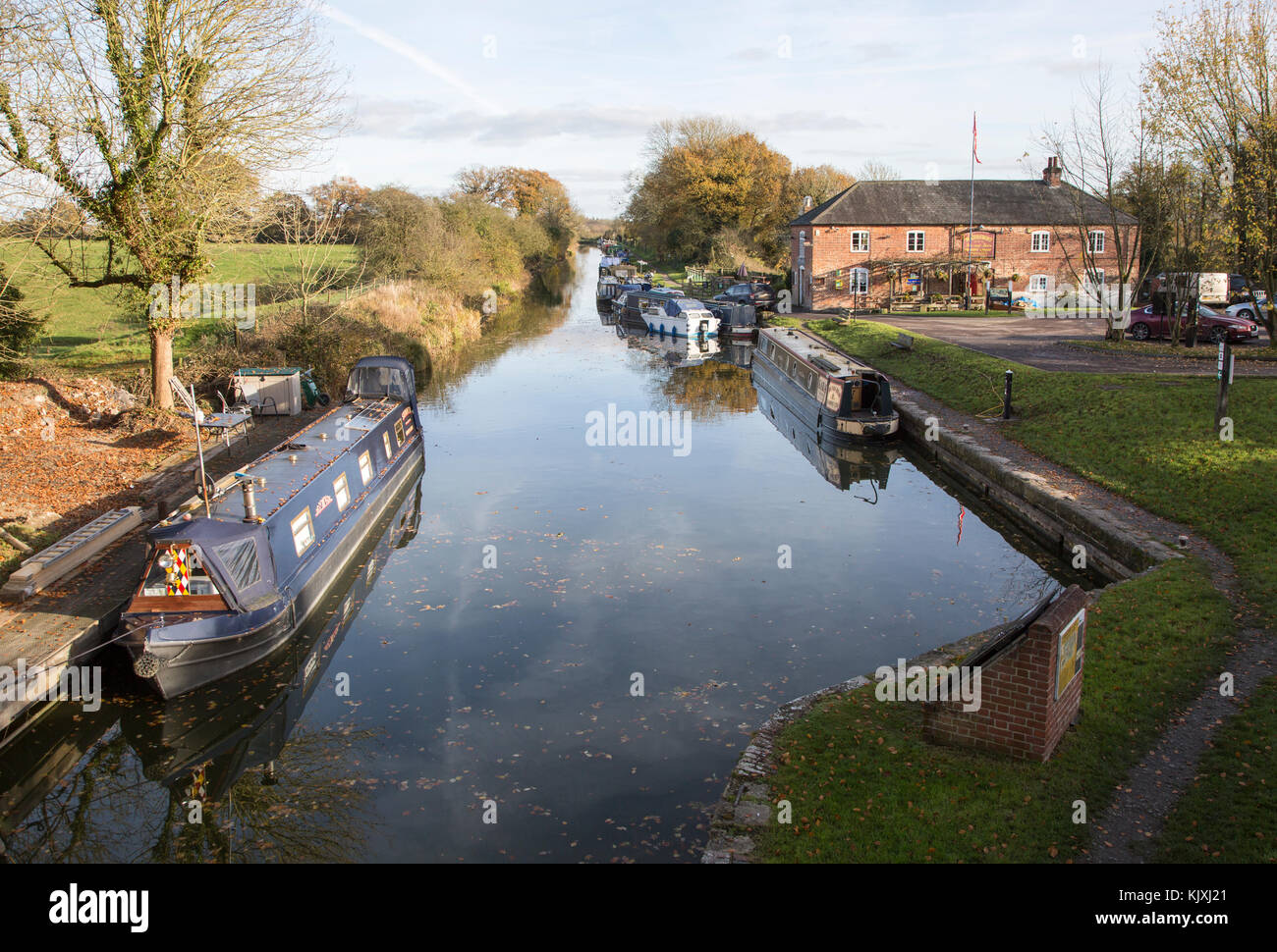 Narrowboats on the Kennet and Avon canal, the Waterfront pub, Pewsey ...