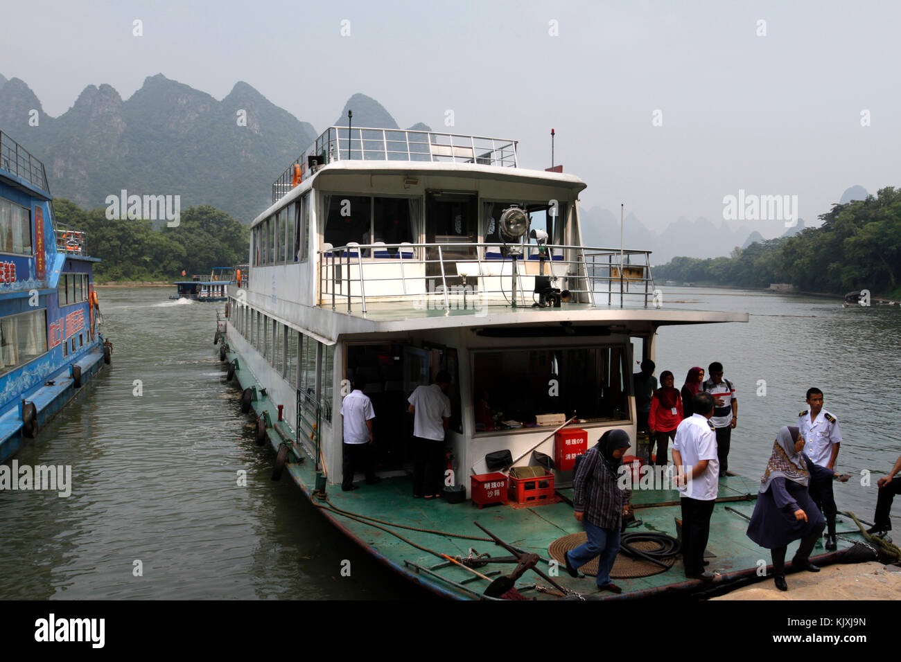 Tourist boat at Li River in Guilin, China Stock Photo - Alamy