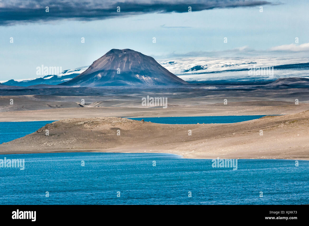 Lake, volcano and ice cap along the F26 road known as Sprengisandur ...