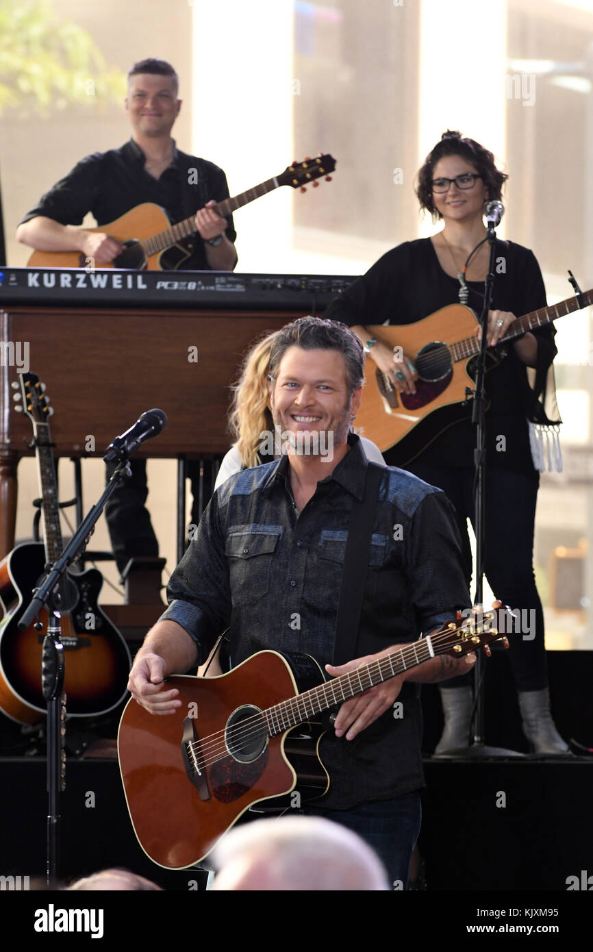 NEW YORK, NY - AUGUST 05: Musician Blake Shelton performs live on stage ...