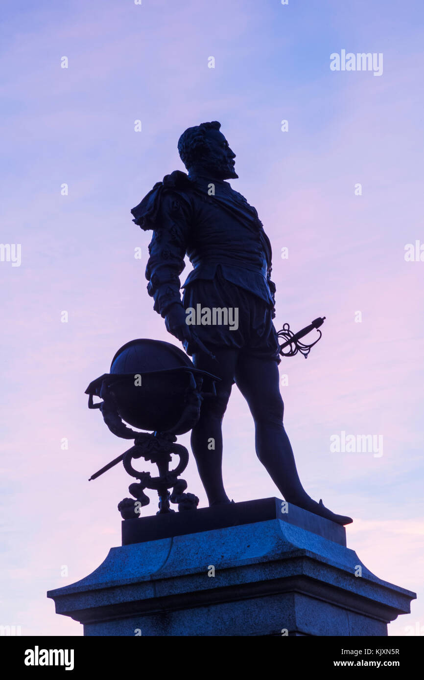 England, Devon, Plymouth, Plymouth Hoe, Statue of Sir Walter Raleigh ...