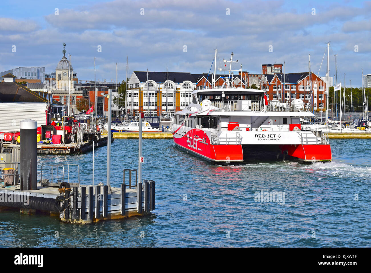 Red Jet 6 high speed catamaran passenger ferry approaches Town Quay in ...