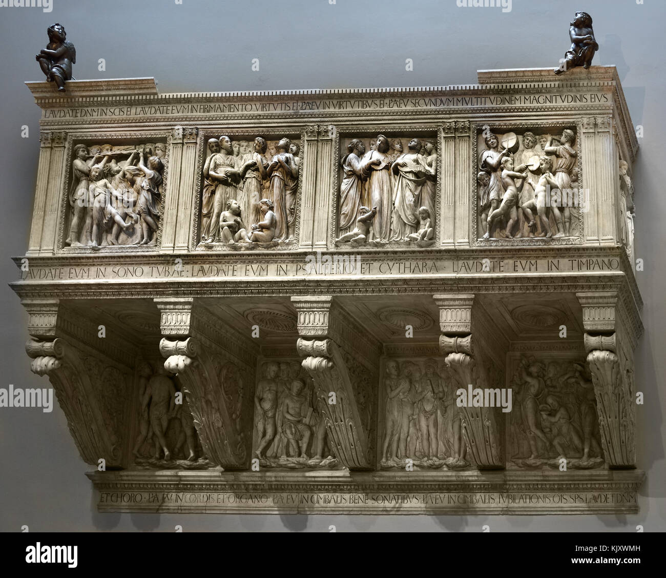Renaissance singing hi-res stock photography and images - Alamy