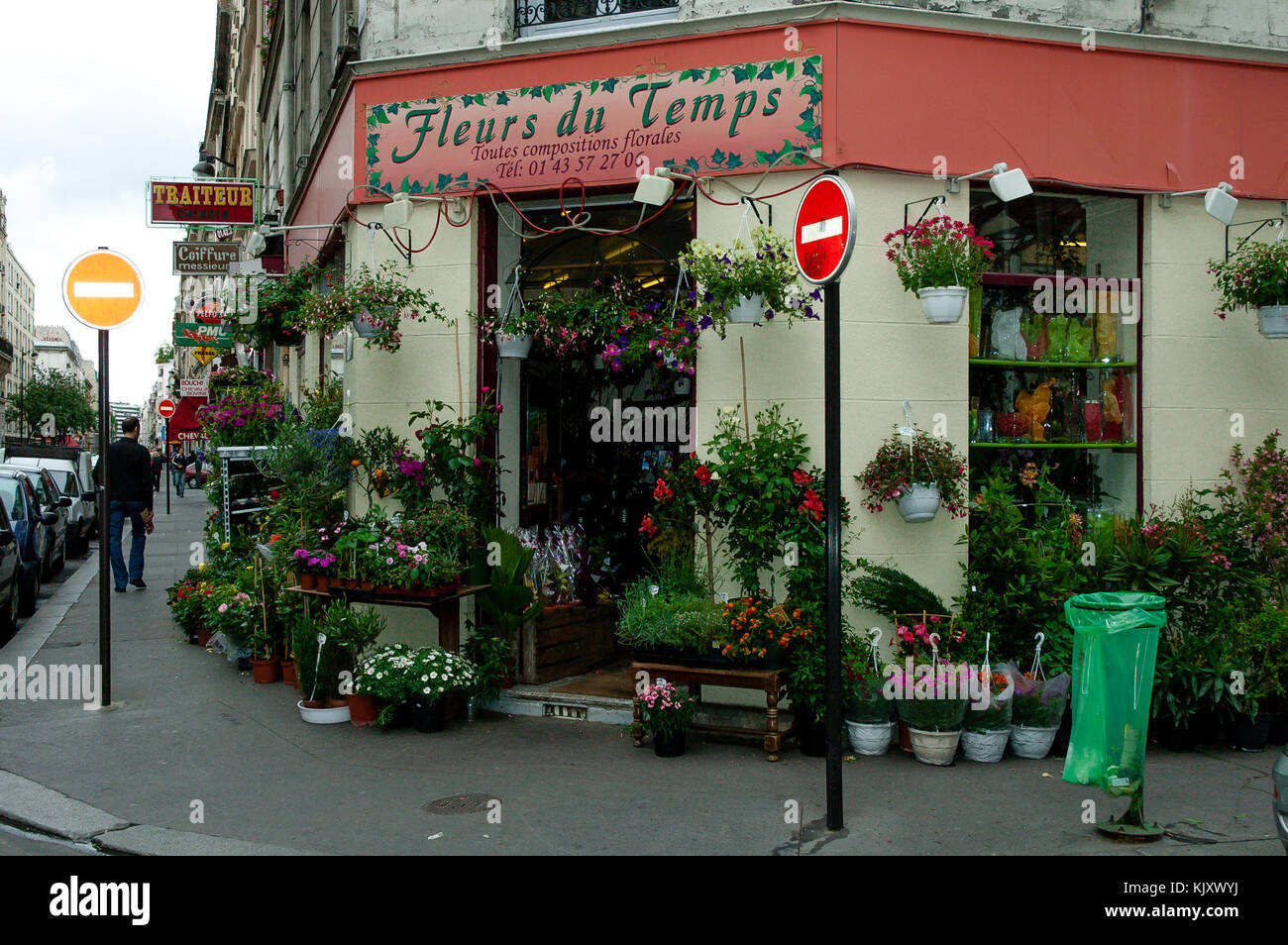 Paris flower store front hi-res stock photography and images - Alamy