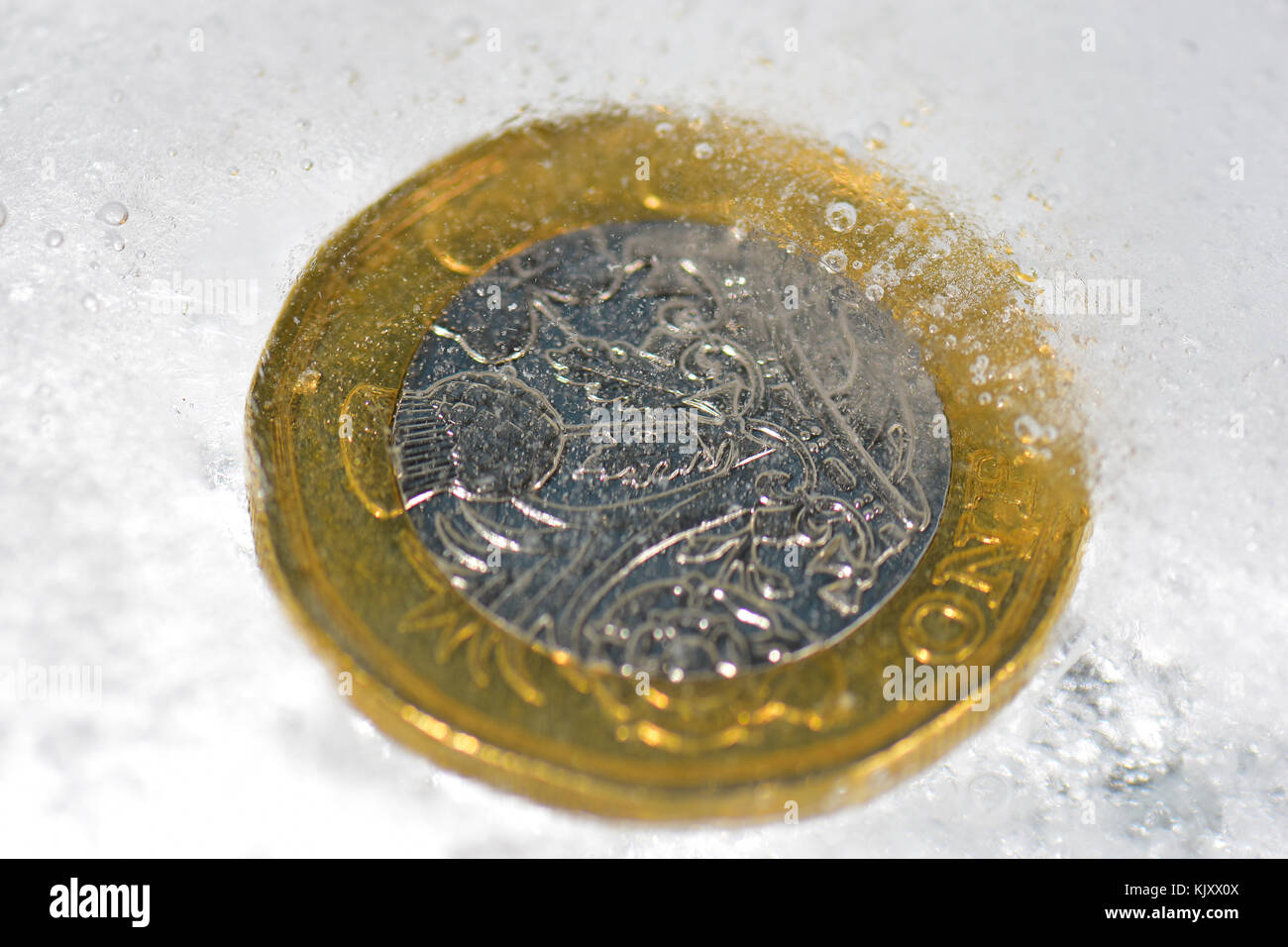 New One Pound coin frozen in ice Stock Photo - Alamy