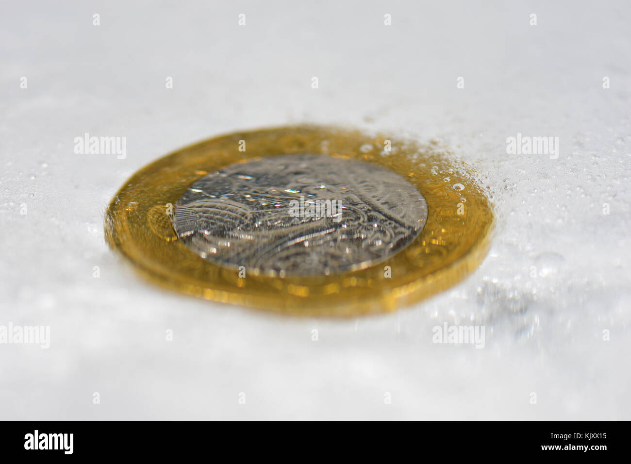 New One Pound coin frozen in ice Stock Photo - Alamy