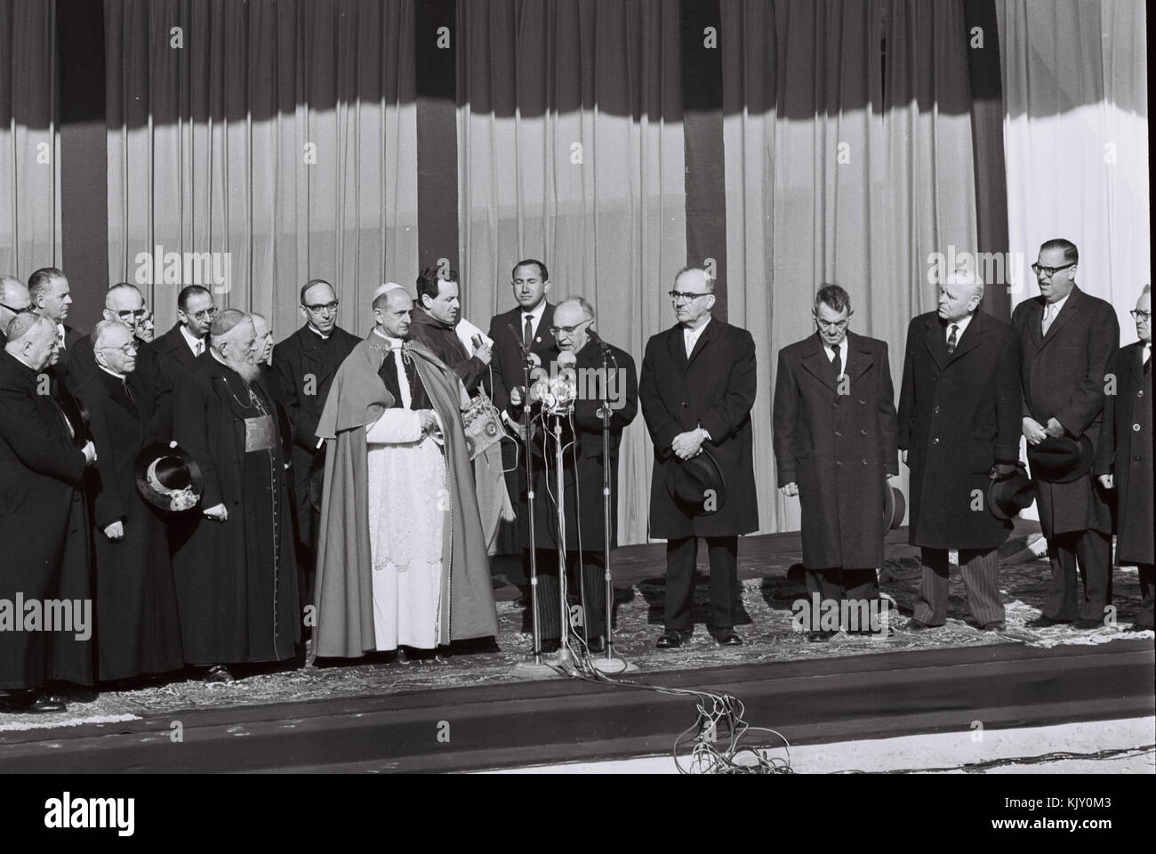 Pope Paulus VI and President Shazar Megido 1964 Stock Photo - Alamy