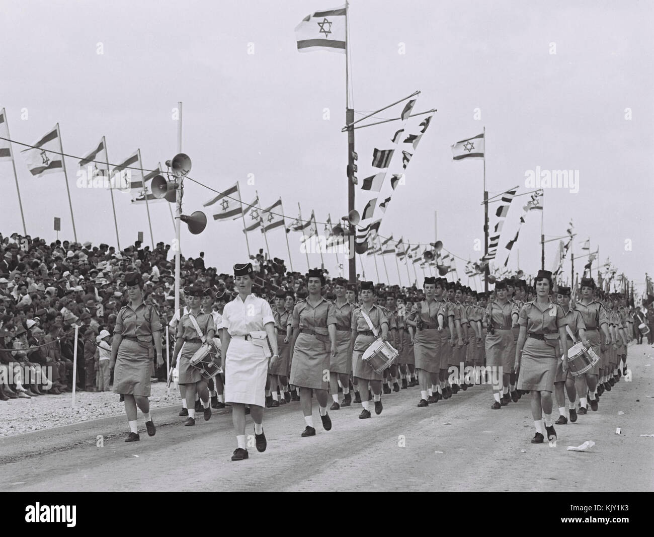 Idf women marching hi-res stock photography and images - Alamy