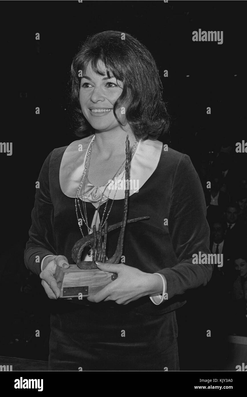 Gila Almagor awarded Kinor David 1964 Stock Photo - Alamy
