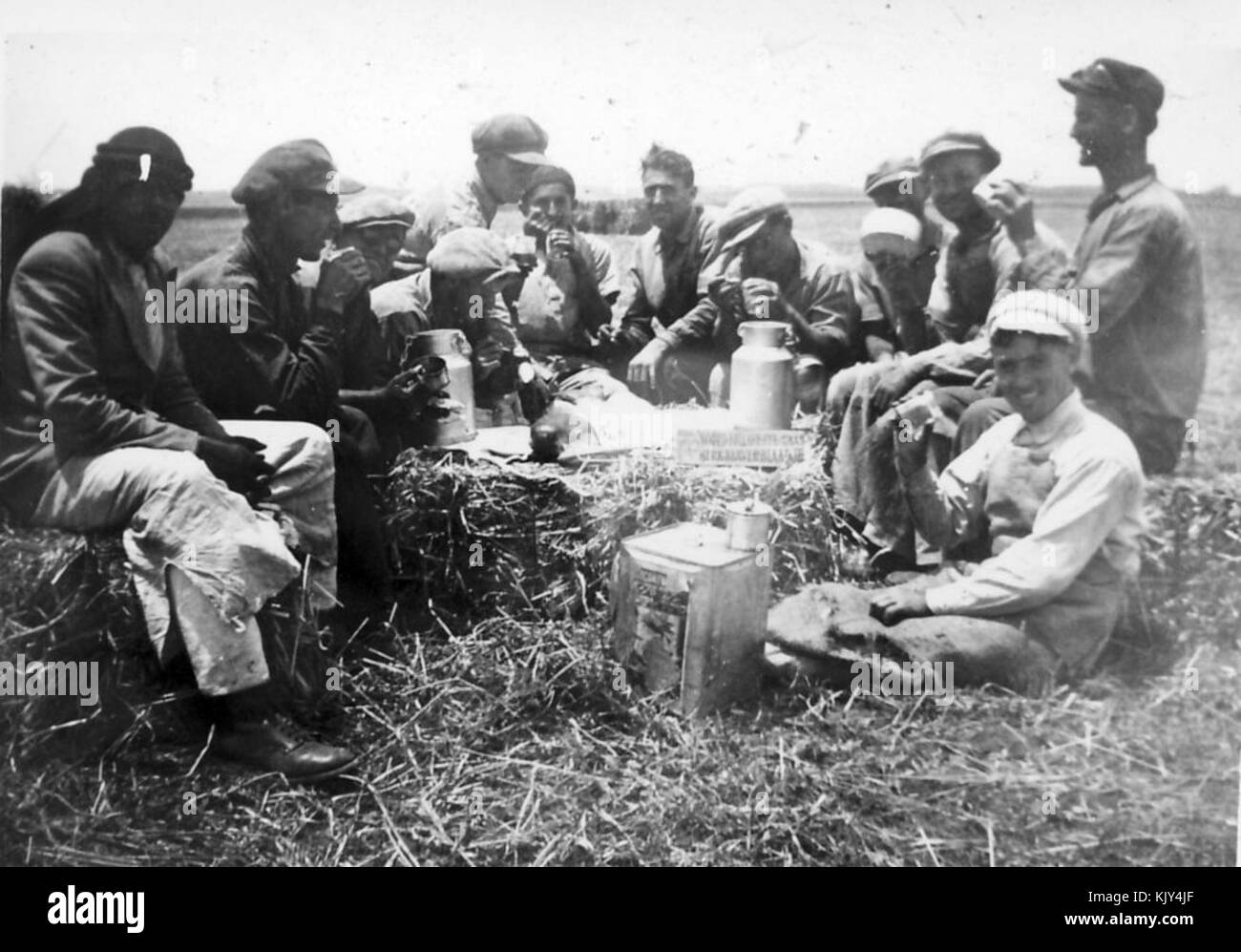 Israel 7882 Gan Samuel a meal break in yhe field 1936 Stock Photo - Alamy