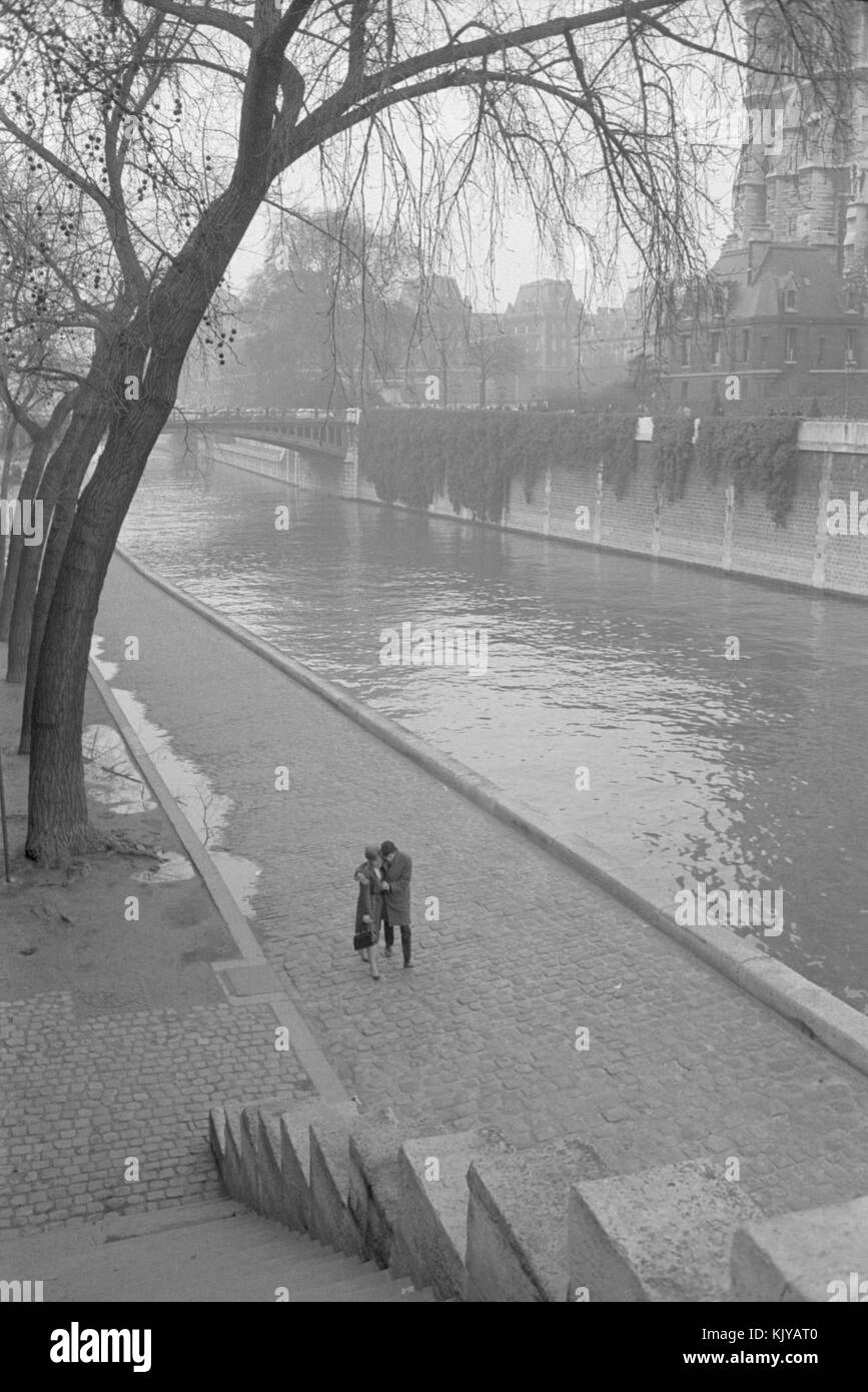 Couple walk in paris hi-res stock photography and images - Alamy