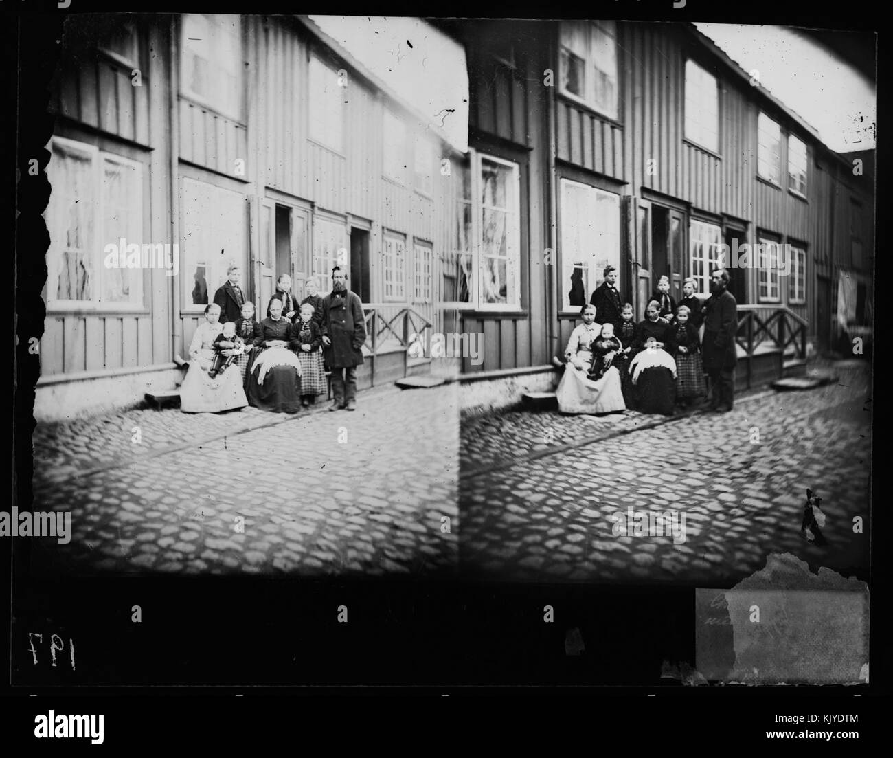 139 ny. Svoger Christian Henriksen med Familie, Trondhjem. Stereoskop ...