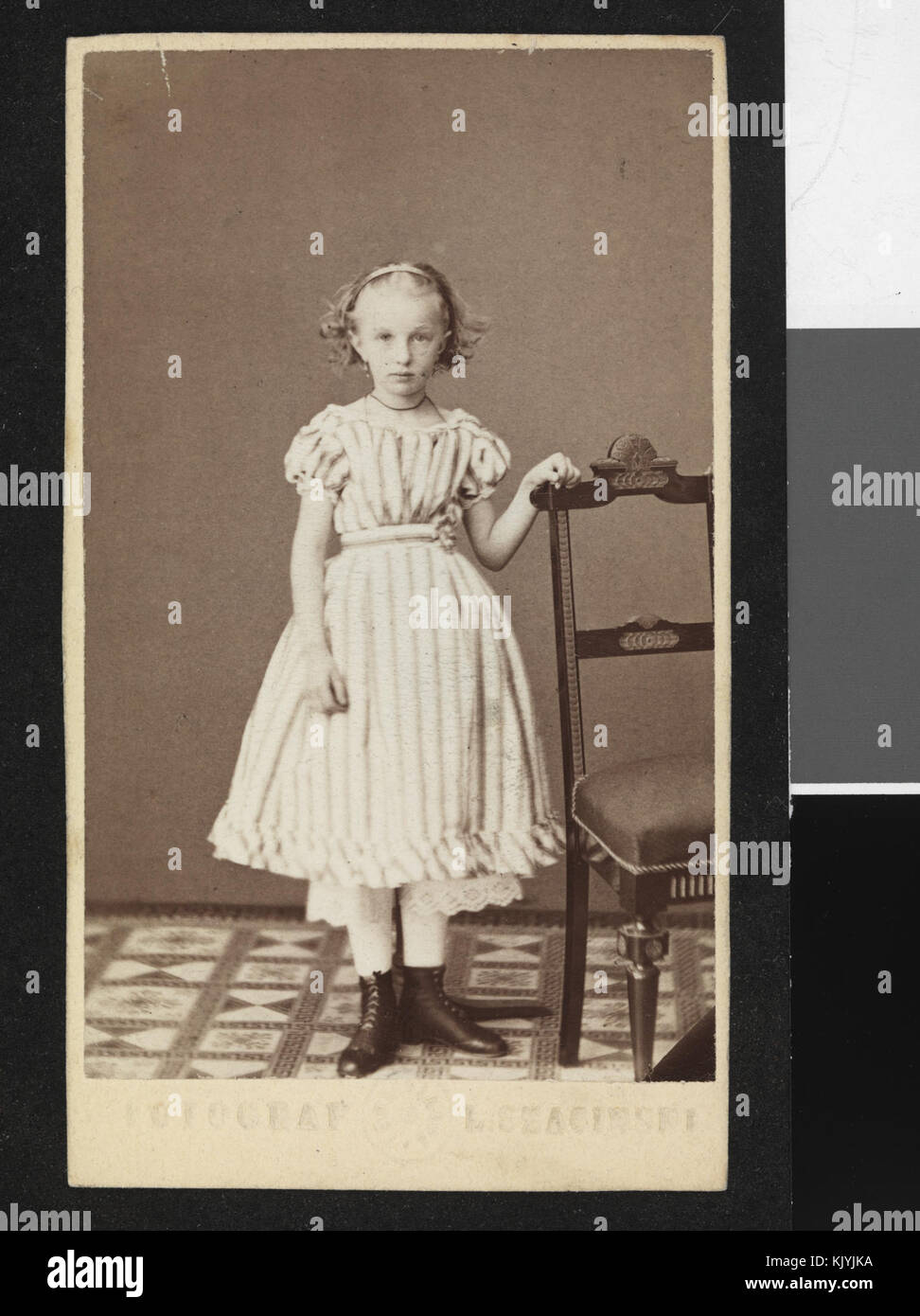 Staende med den ene handa lent mot en stol hi-res stock photography and ...