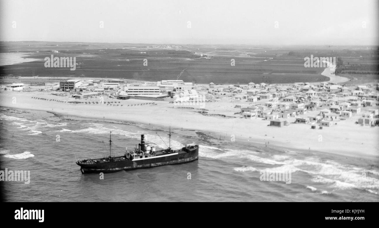 Ship near dock Black and White Stock Photos & Images - Alamy
