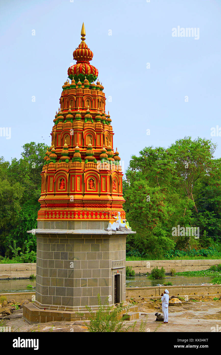 Traditionally dressed Maharashtrian man praying in front of Shiva ...