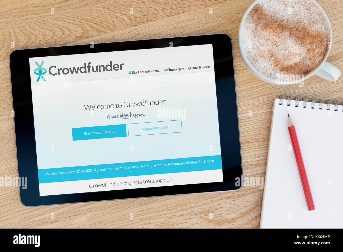 Overhead crowd hi-res stock photography and images - Alamy