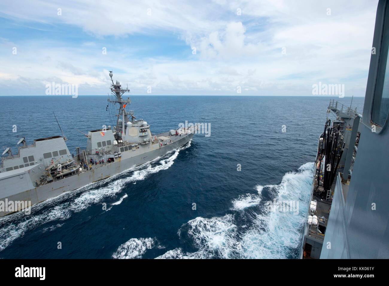 USS Pinckney (DDG 91) maneuvers into position alongside the dry cargo ...