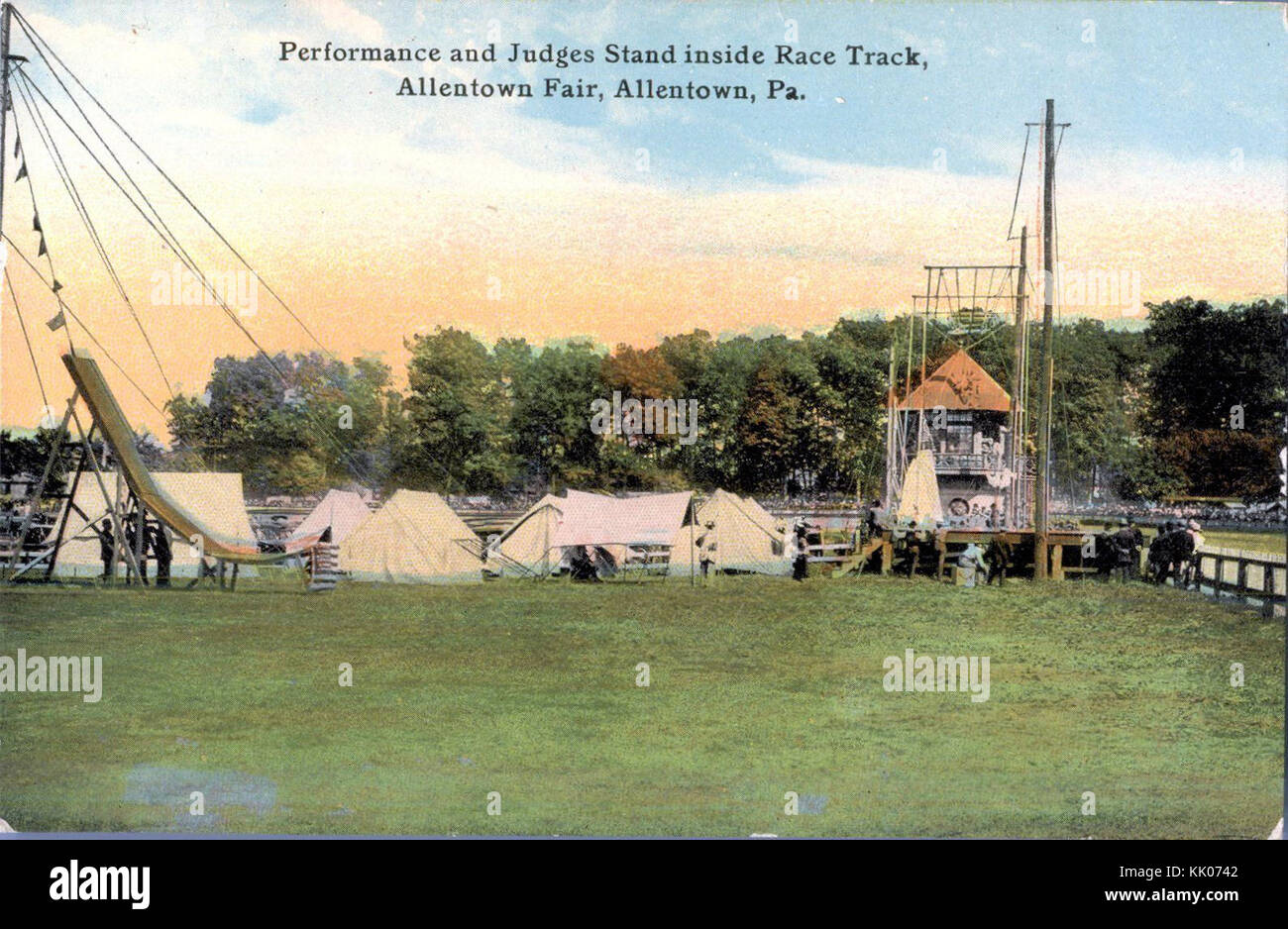 Horse racetrack crowd hi-res stock photography and images - Alamy