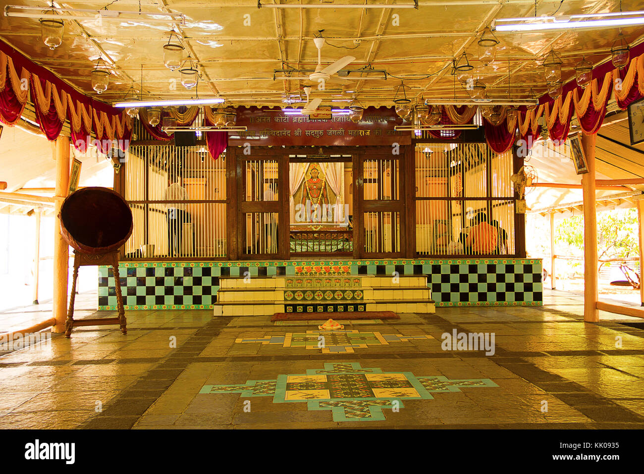 Samadhi and inside view of Jangli Maharaj temple, Pune Stock Photo - Alamy