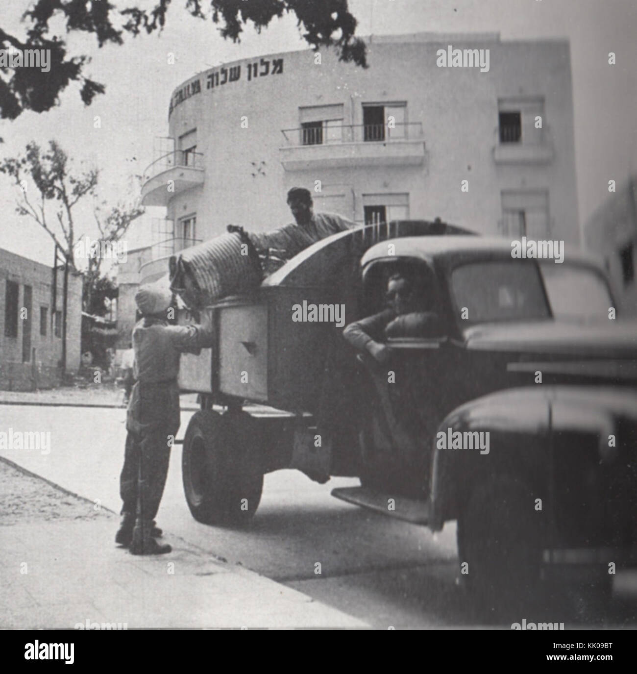 Israel 46912 Garbage collection in Tel Aviv Stock Photo - Alamy
