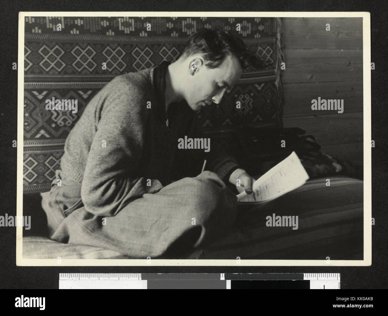 Sittende pa en seng hi-res stock photography and images - Alamy