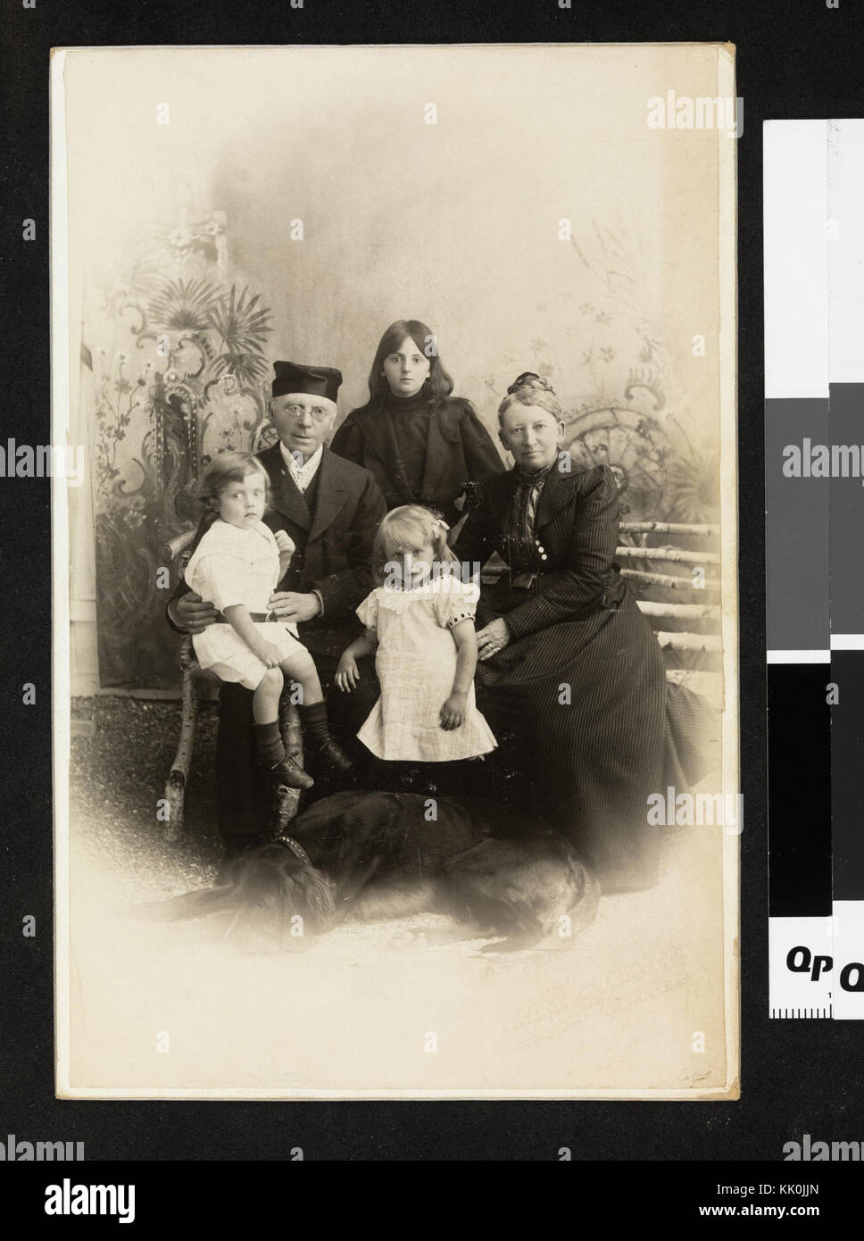 Esther lie isaachsen stang staende bak og irene thomasine hi-res stock ...