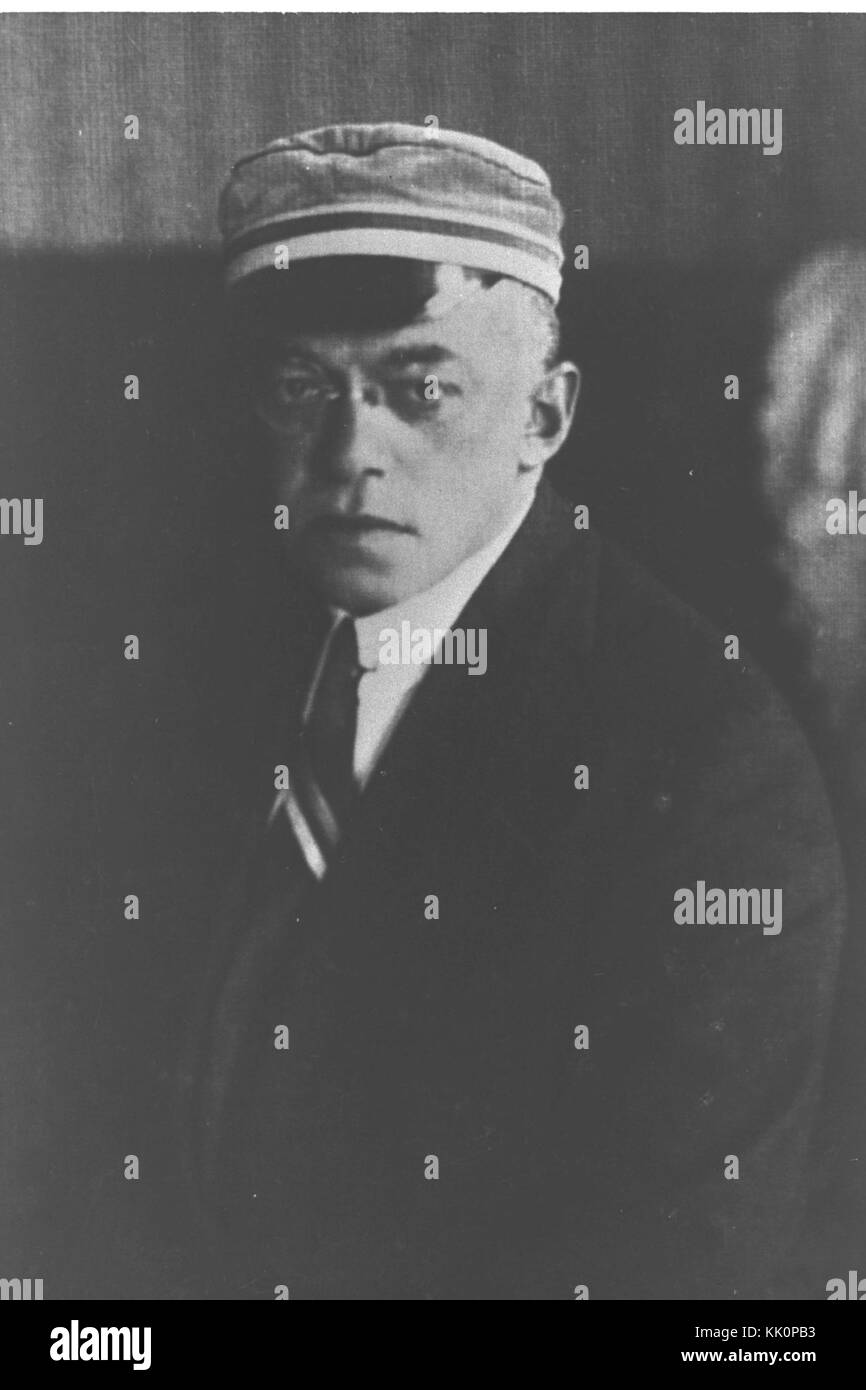 ZEEV JABOTINSKY WEARING ACADEMIC CAP AND BAND.D193 086 Stock Photo - Alamy