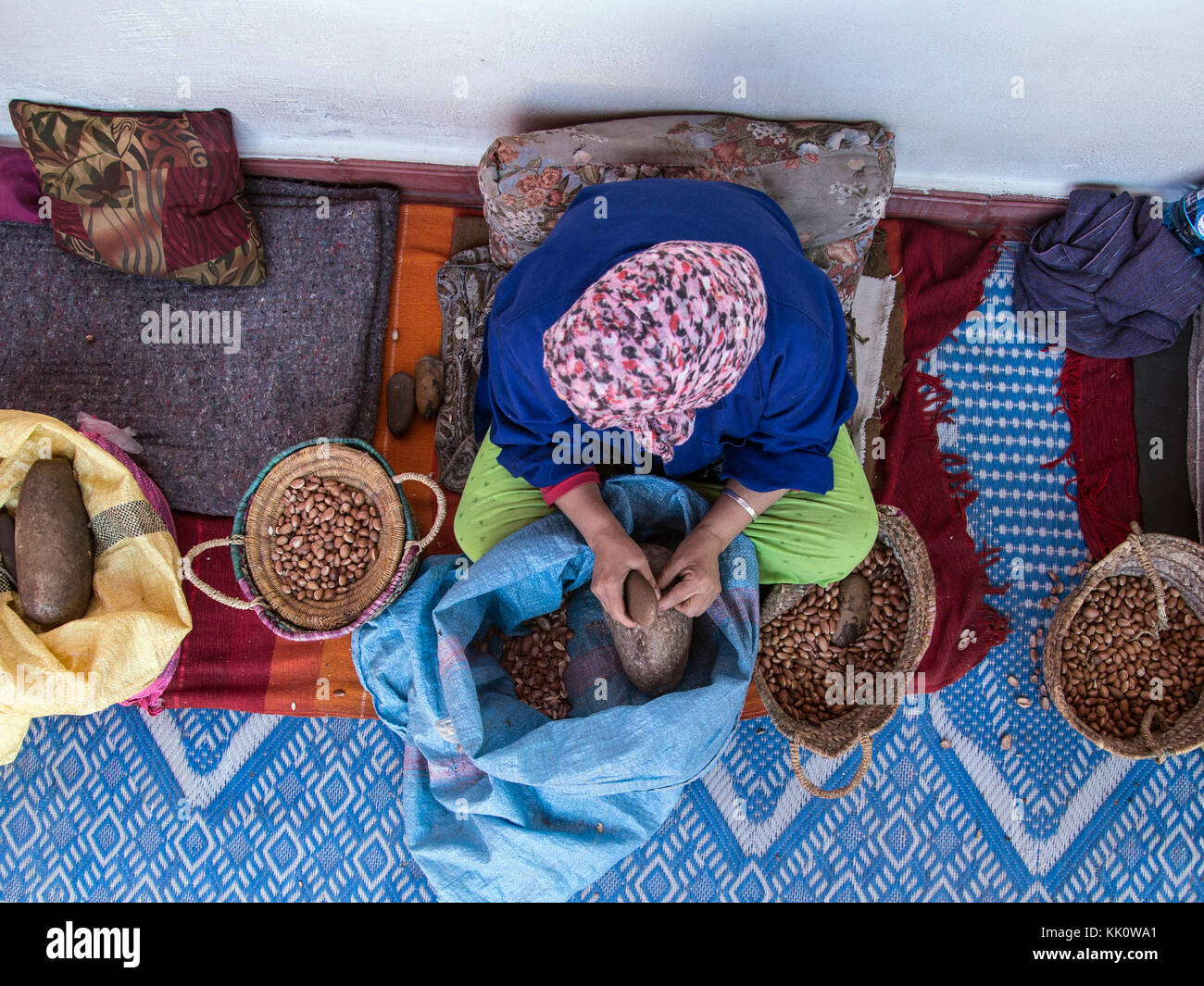 Moroccan woman working hi-res stock photography and images - Alamy