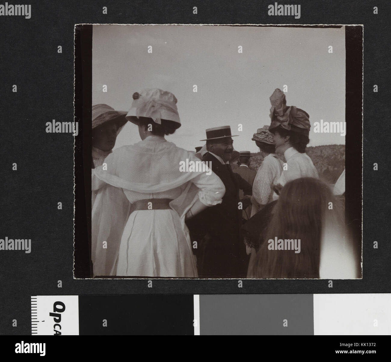 Sam Eyde med ukjent gruppe kvinner no nb digifoto 20160429 00282 bldsa ...