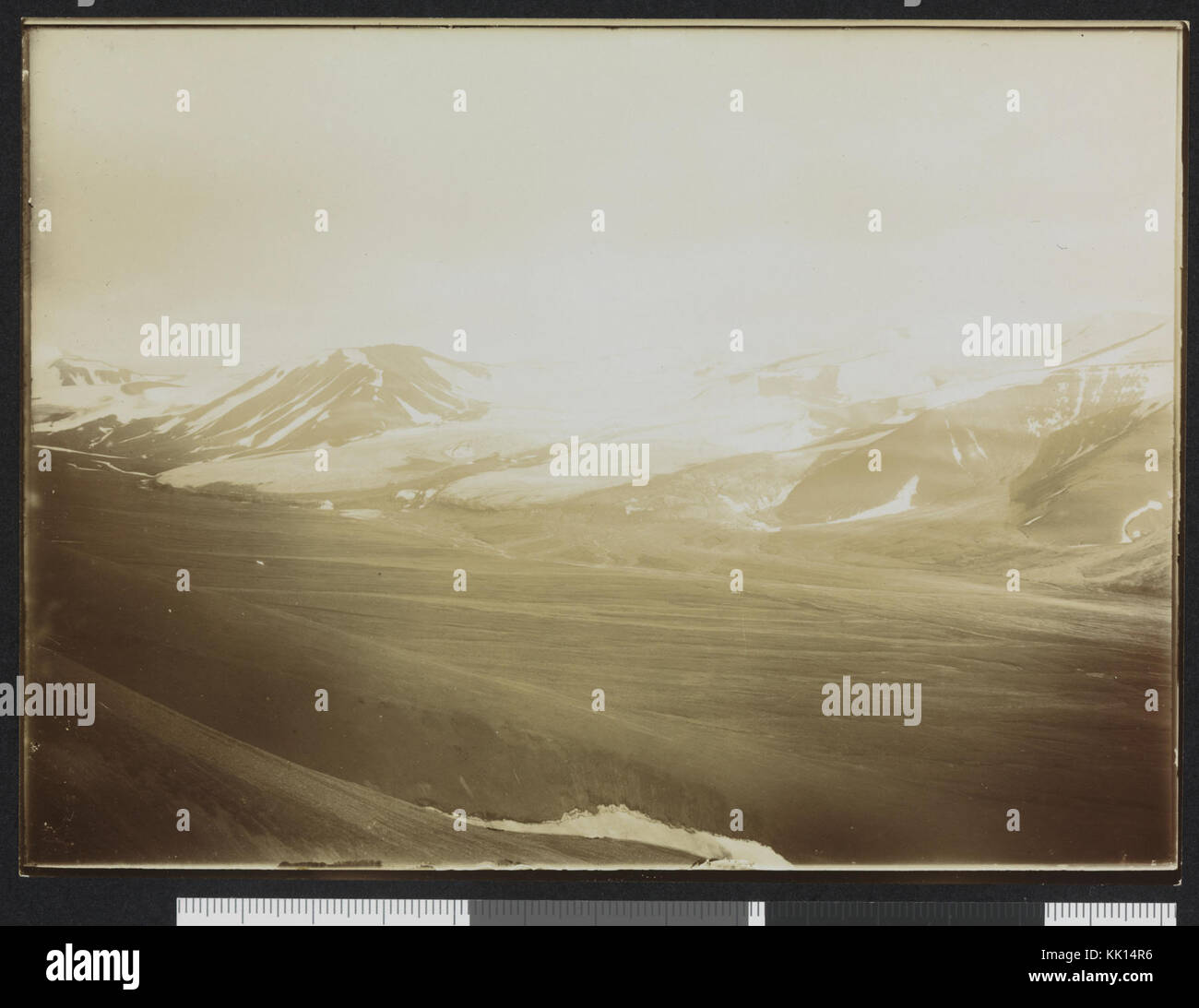 Fjellandskap med breer pa svalbard tungebreen sett fra andre s hi-res ...