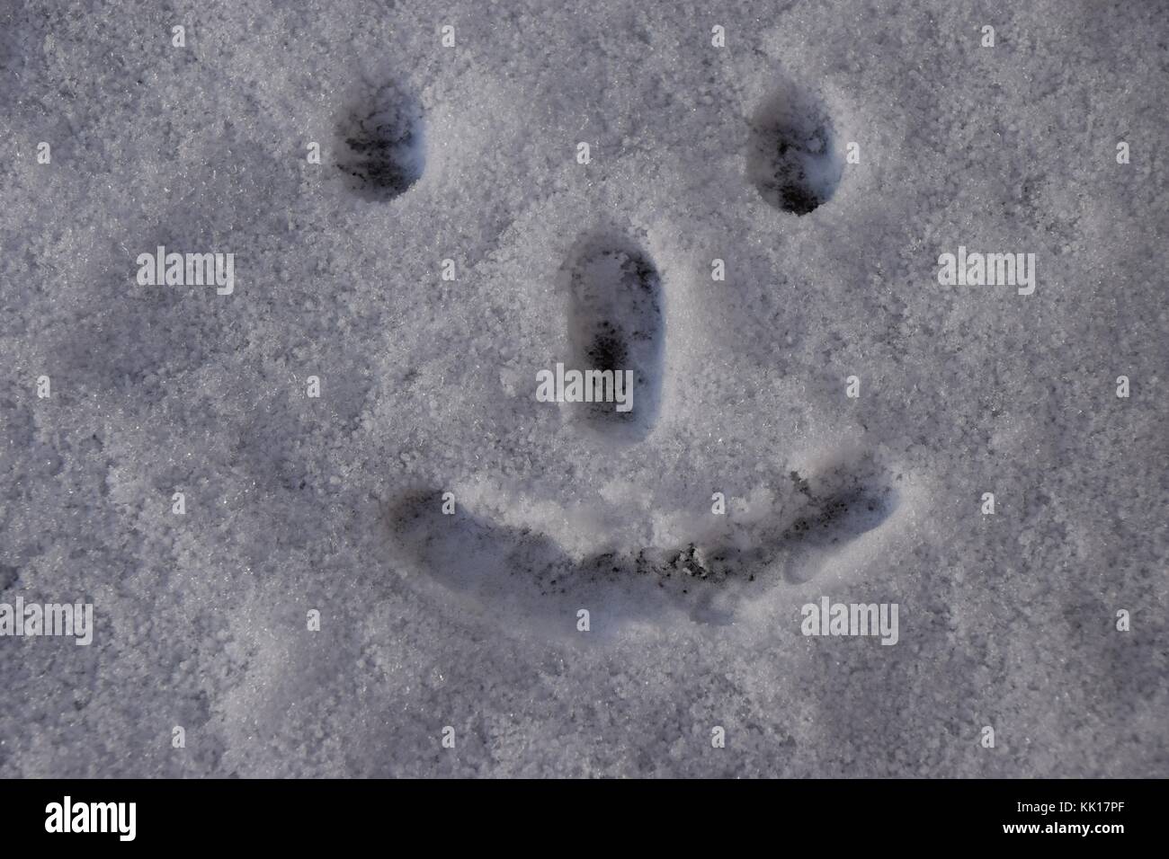 smiley face painted in fresh snow Stock Photo - Alamy