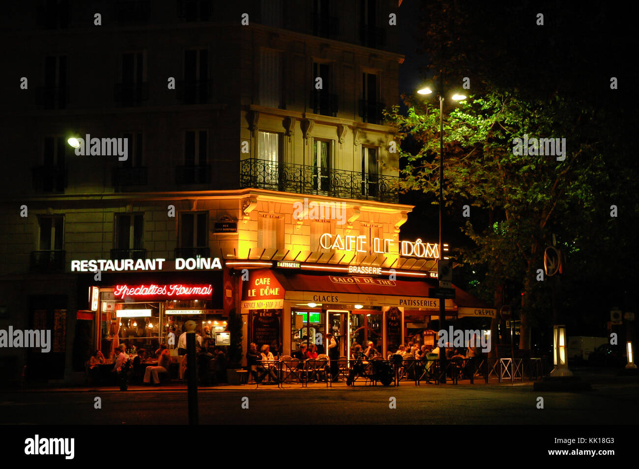 Nightlife in Paris Tourists and locals eating out in popular French ...