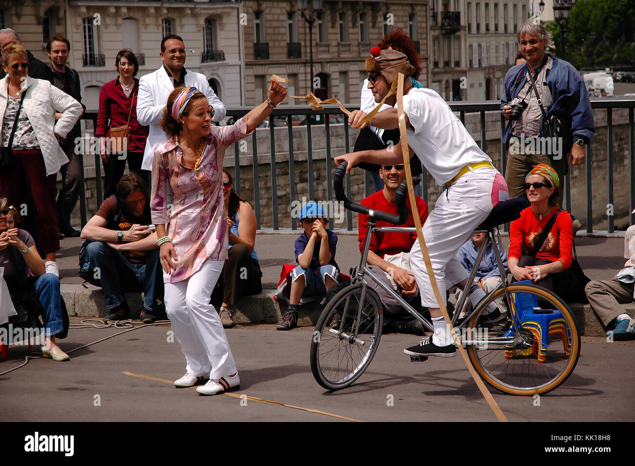 French street entertainers hi-res stock photography and images - Alamy
