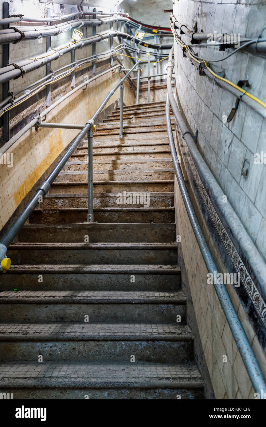 Underground power cables street uk hi-res stock photography and images ...