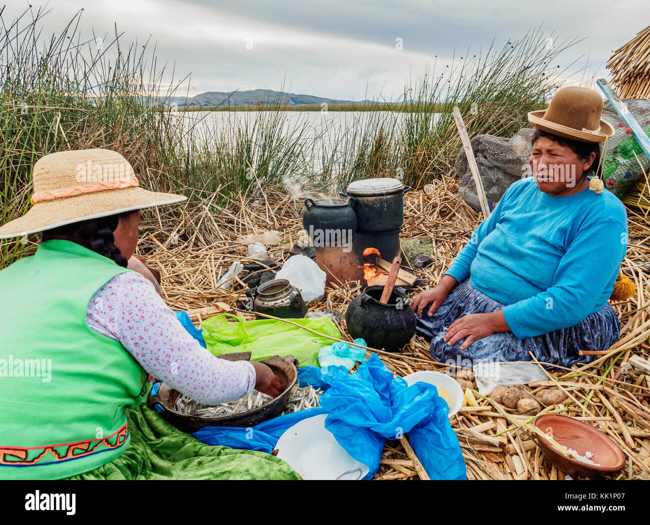 Indigenous peruvian family hi-res stock photography and images - Alamy