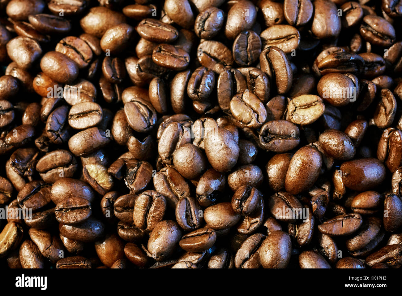 Close up picture of fresh roasted Arabica coffee beans, selective focus ...