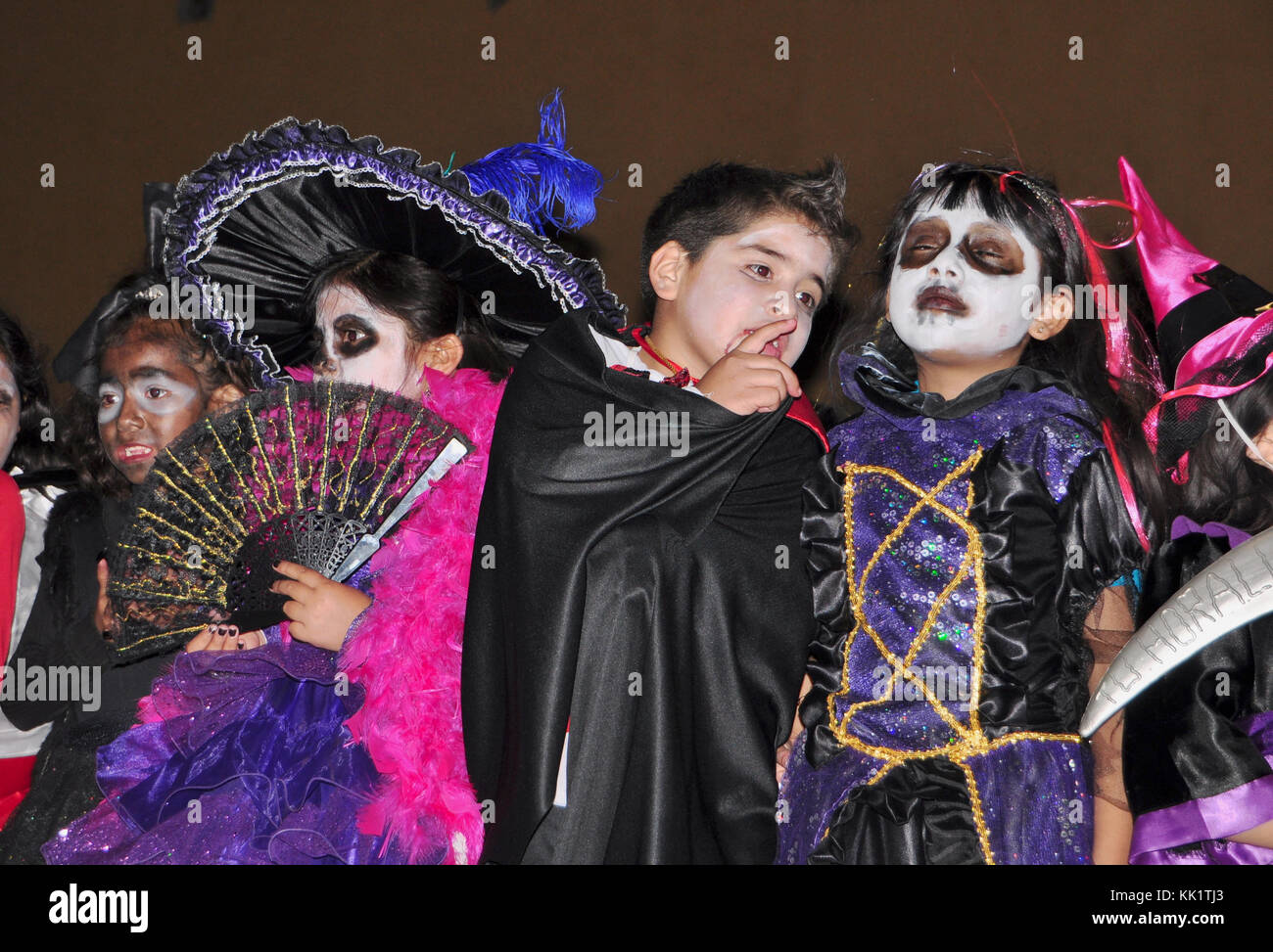SCHOOL CHILDREN CELEBRATE DAY OF THE DEAD Stock Photo - Alamy