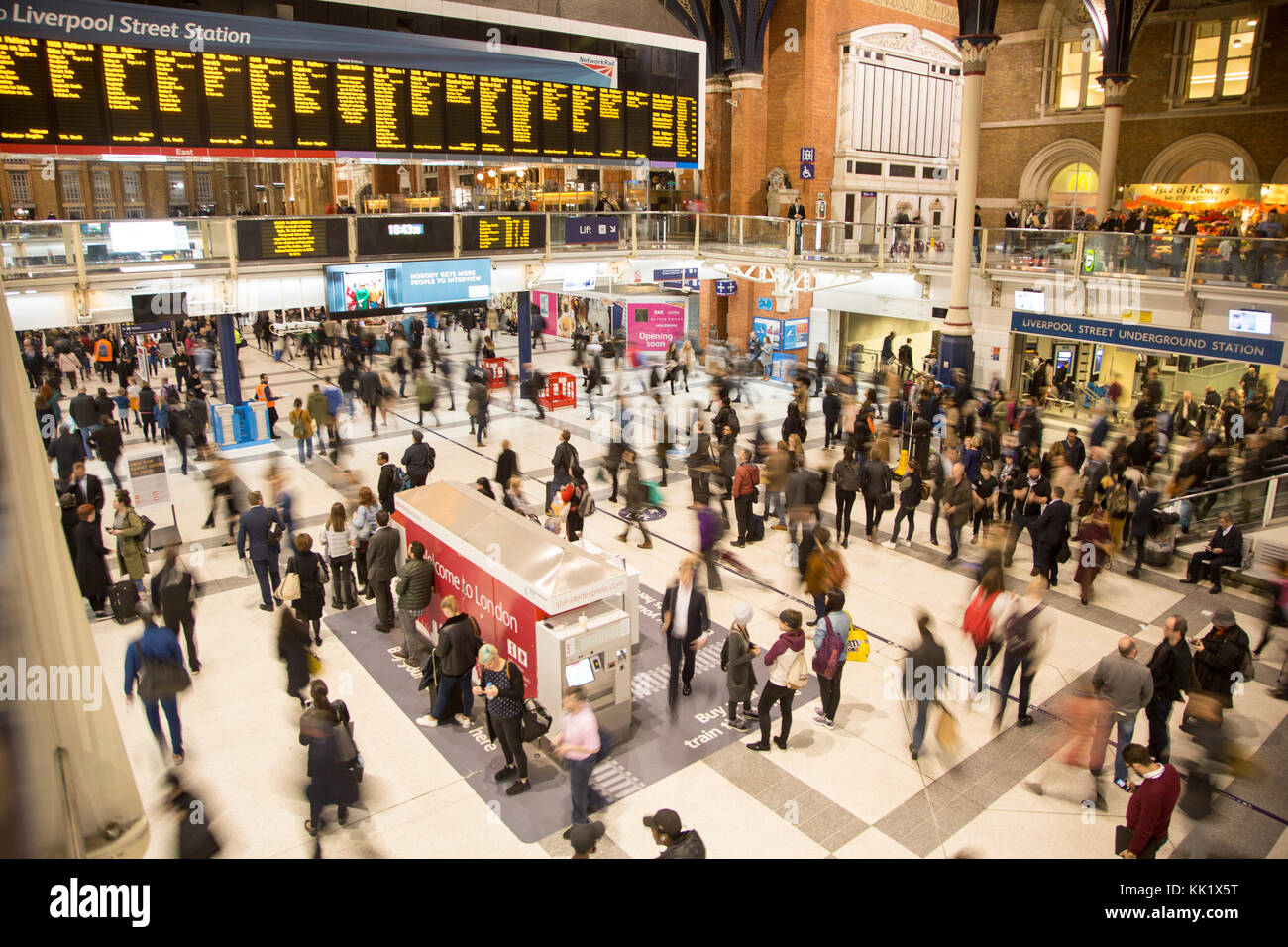 Railway station concourse crowded with people, Liverpool Street station ...