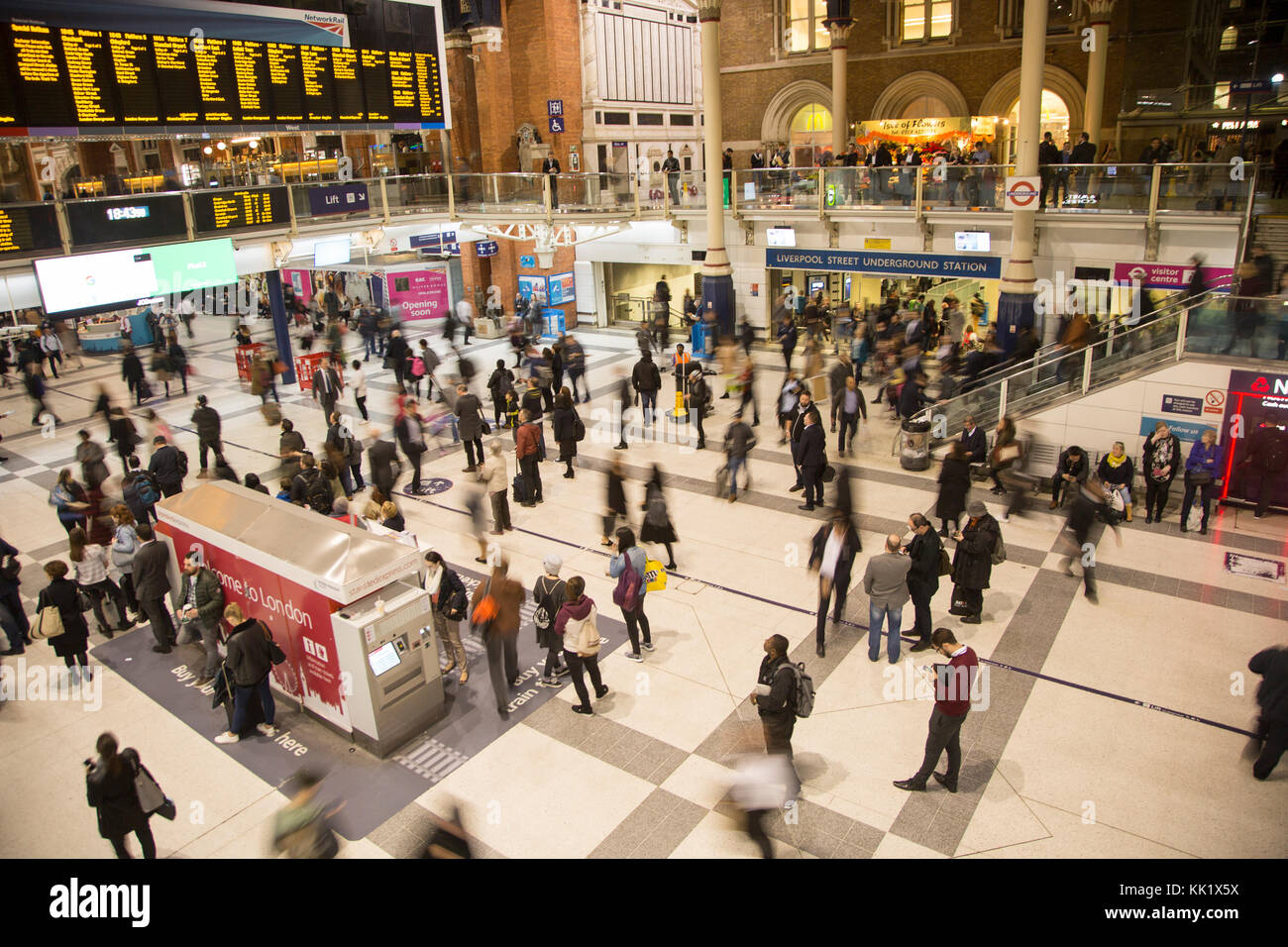 Crowded train uk hi-res stock photography and images - Alamy