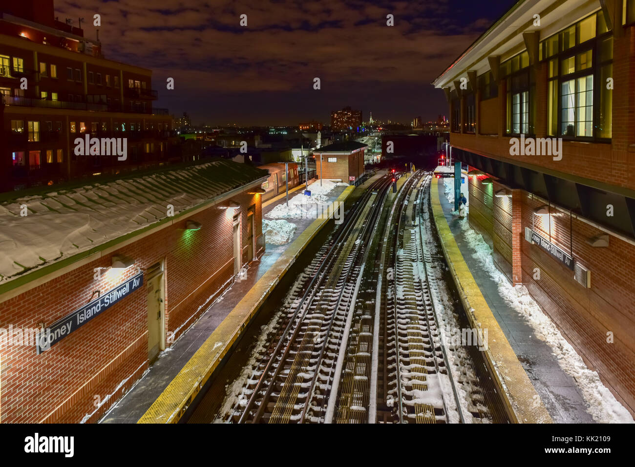 New york city subway third rail hi-res stock photography and images - Alamy